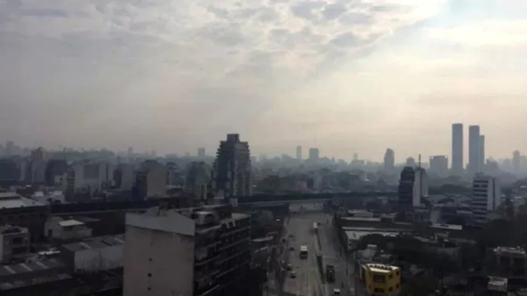 Humo en Buenos Aires: a qué se debe el fuerte olor a quemado
