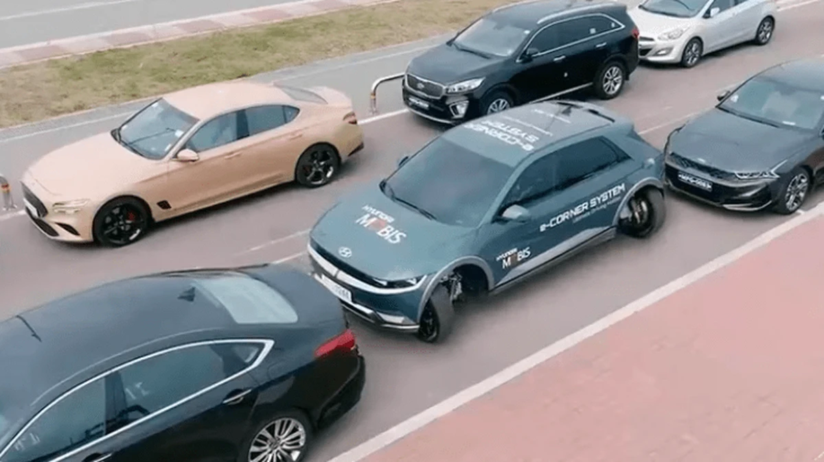 Un auto permite girar las cuatro ruedas para estacionar mejor