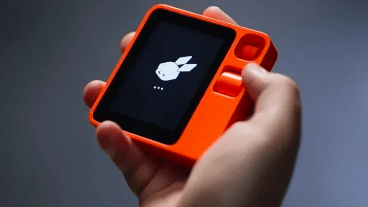 Qué es Rabbit R1, el asistente de IA que revolucionó la CES 2024