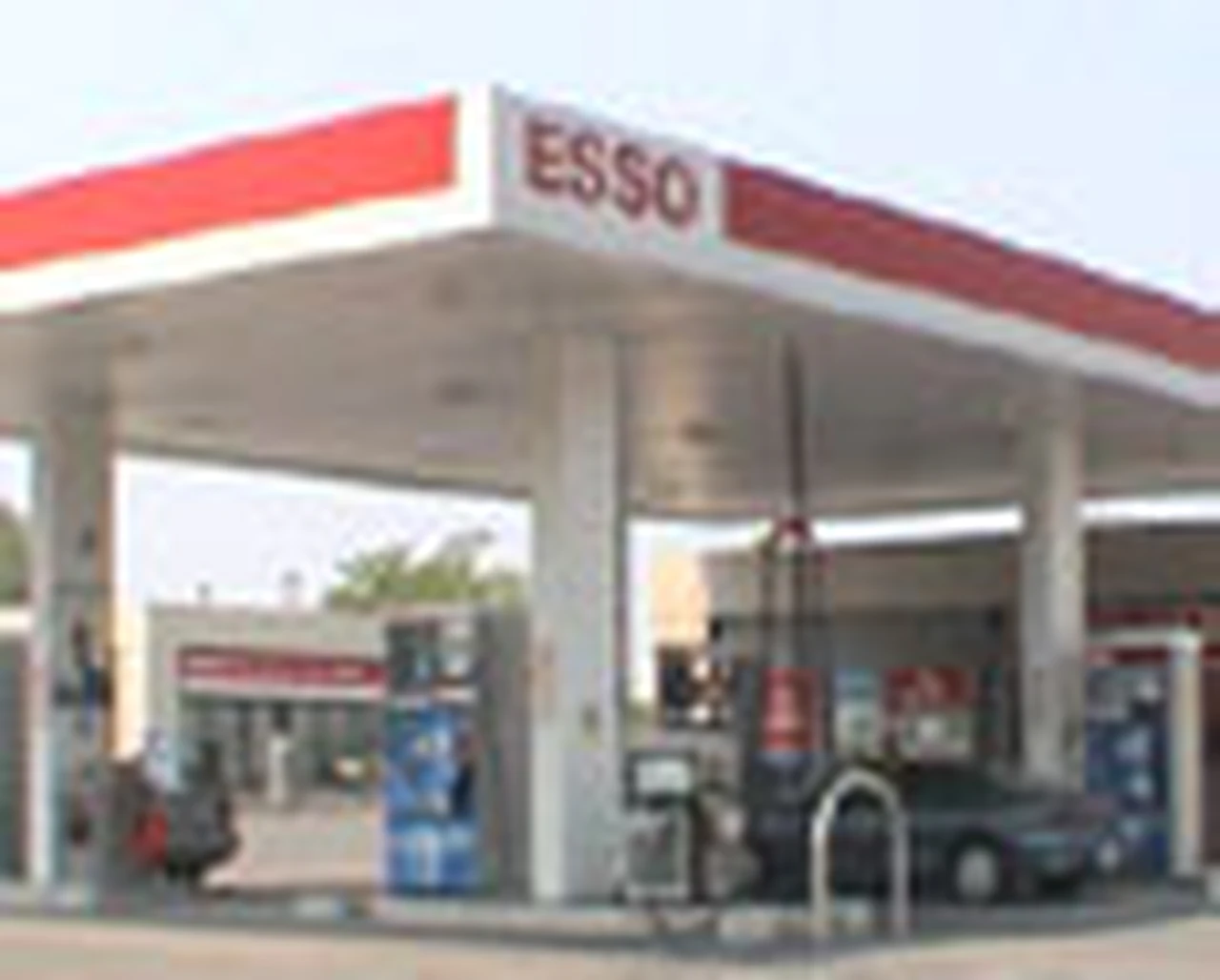 Cinco empresas compiten por los activos locales de Esso