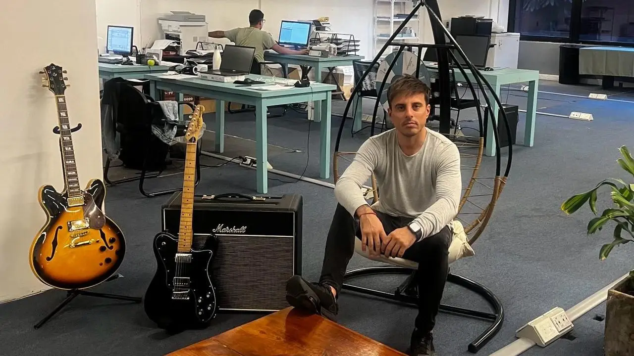 Quién es el guitarrista que ahora es CEO de una empresa