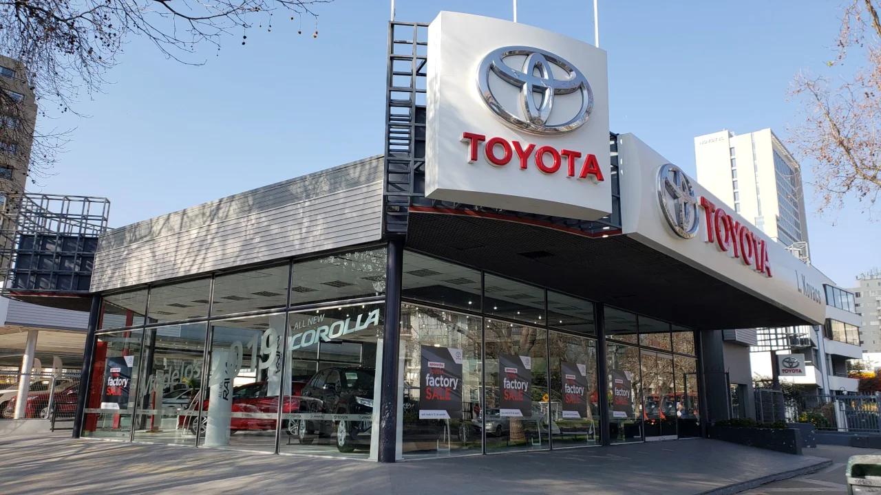 ¿Por qué Toyota se llama así y no Toyoda?