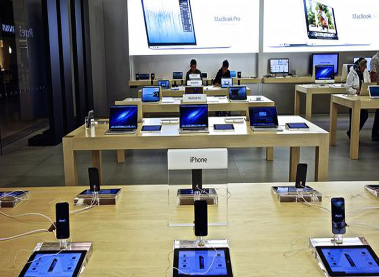 Ex empleados demandan a Apple por el registro de sus bolsos en las tiendas