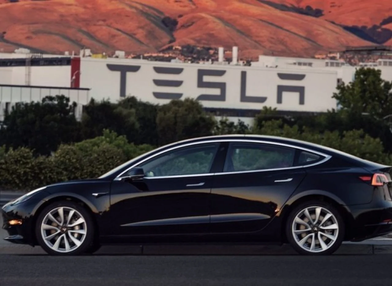 El primer Tesla Model 3 ya está en la calle: así­ es su diseño y ...