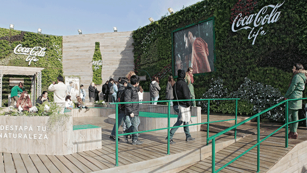 Coca-Cola Life dice "presente" en La Rural y la viste de verde
