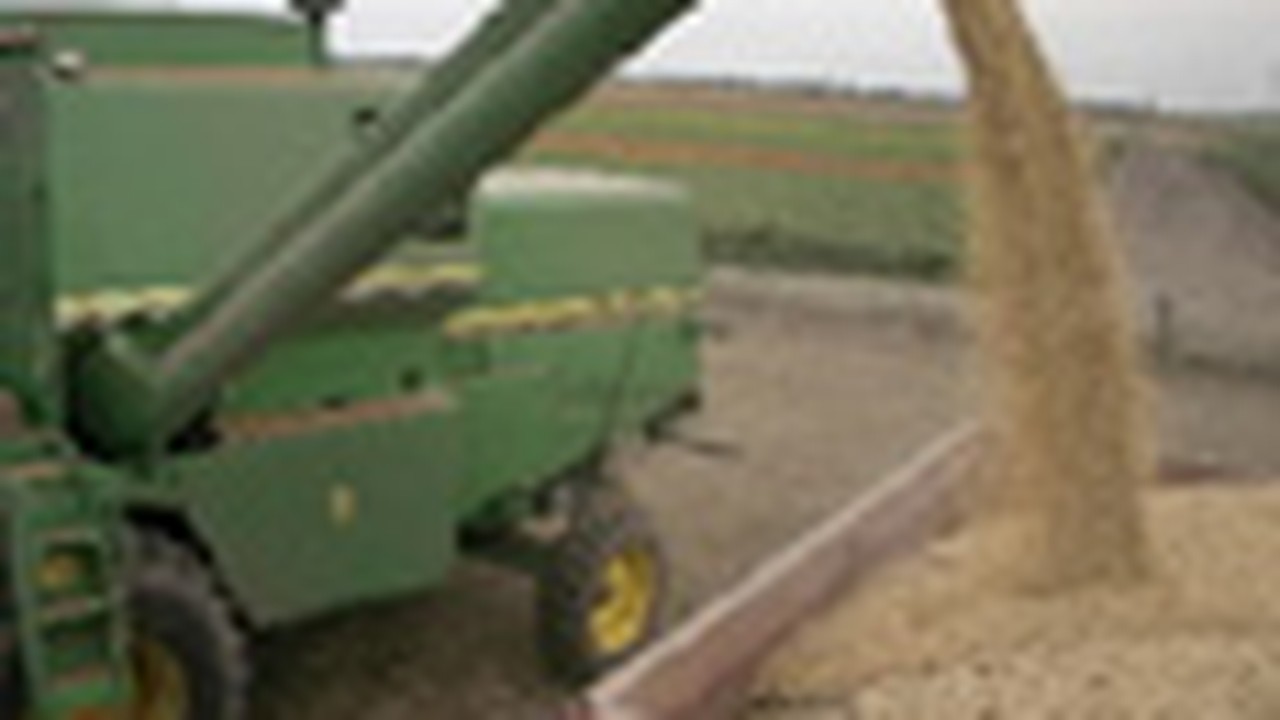 Fuerte rechazo del agro a la suba de retenciones a exportaciones