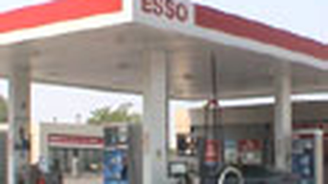 Esso se va de la Argentina: vende su refinerí­a y estaciones