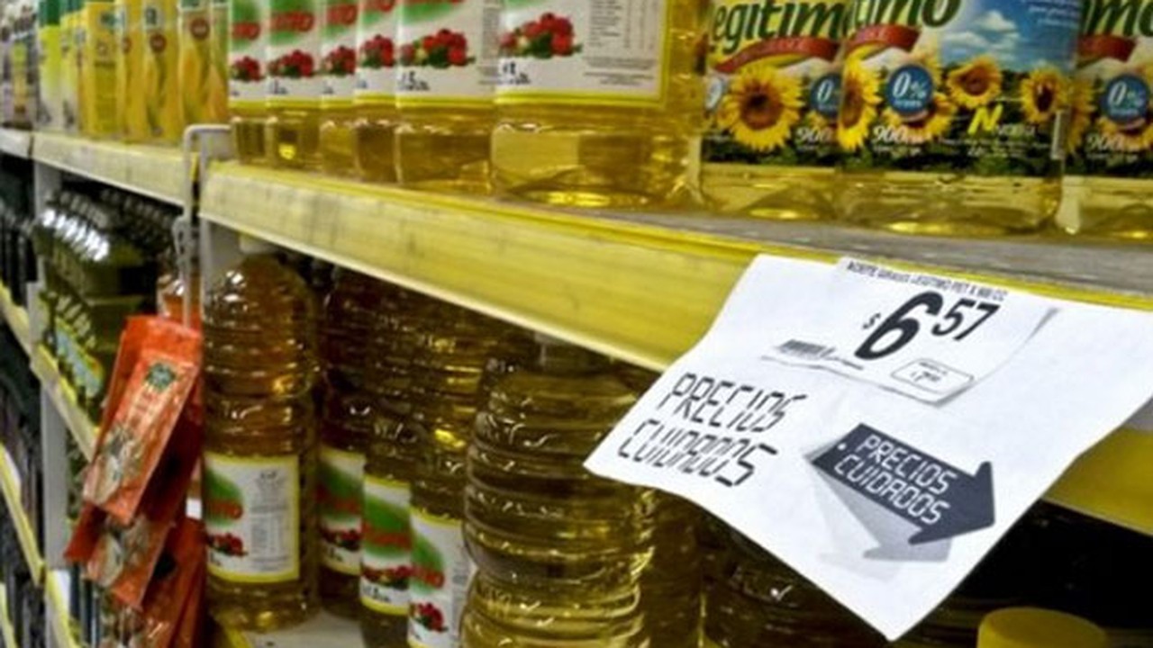 La disparada del dólar oficial pone en jaque el plan de "precios ...