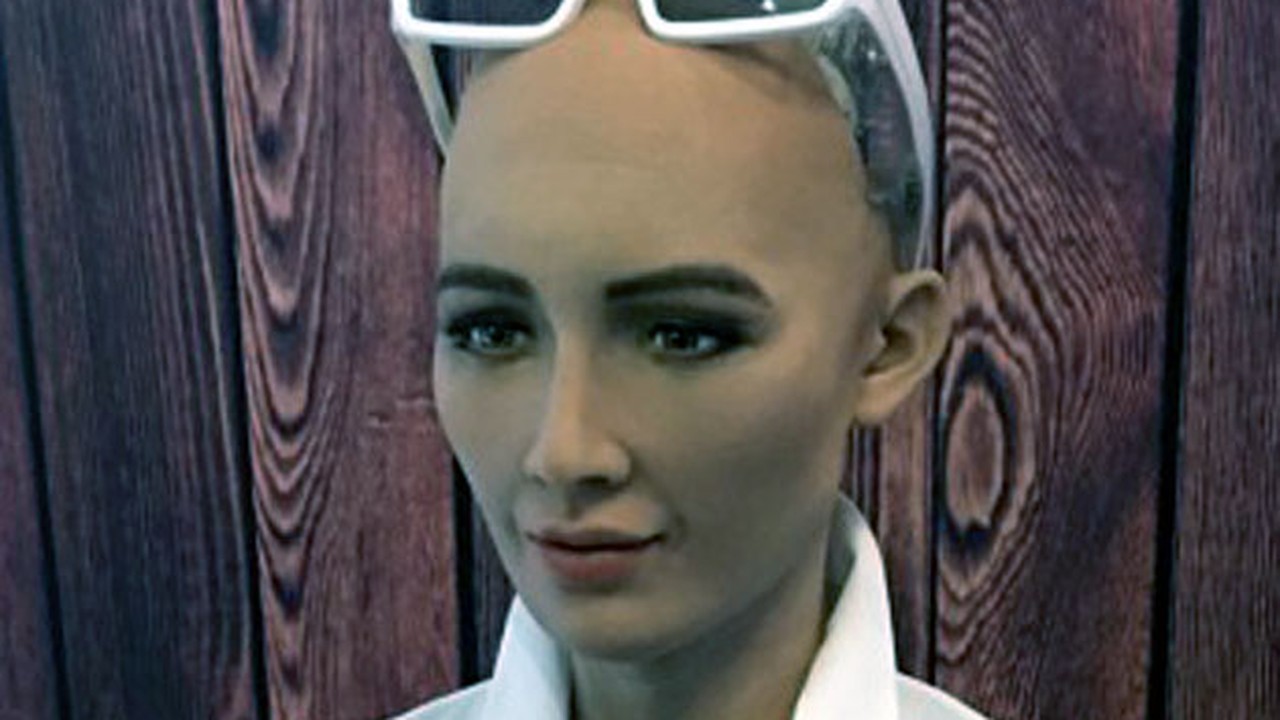 Video: Sofí­a, la robot que prometió aniquilar la humanidad, aprende a ...