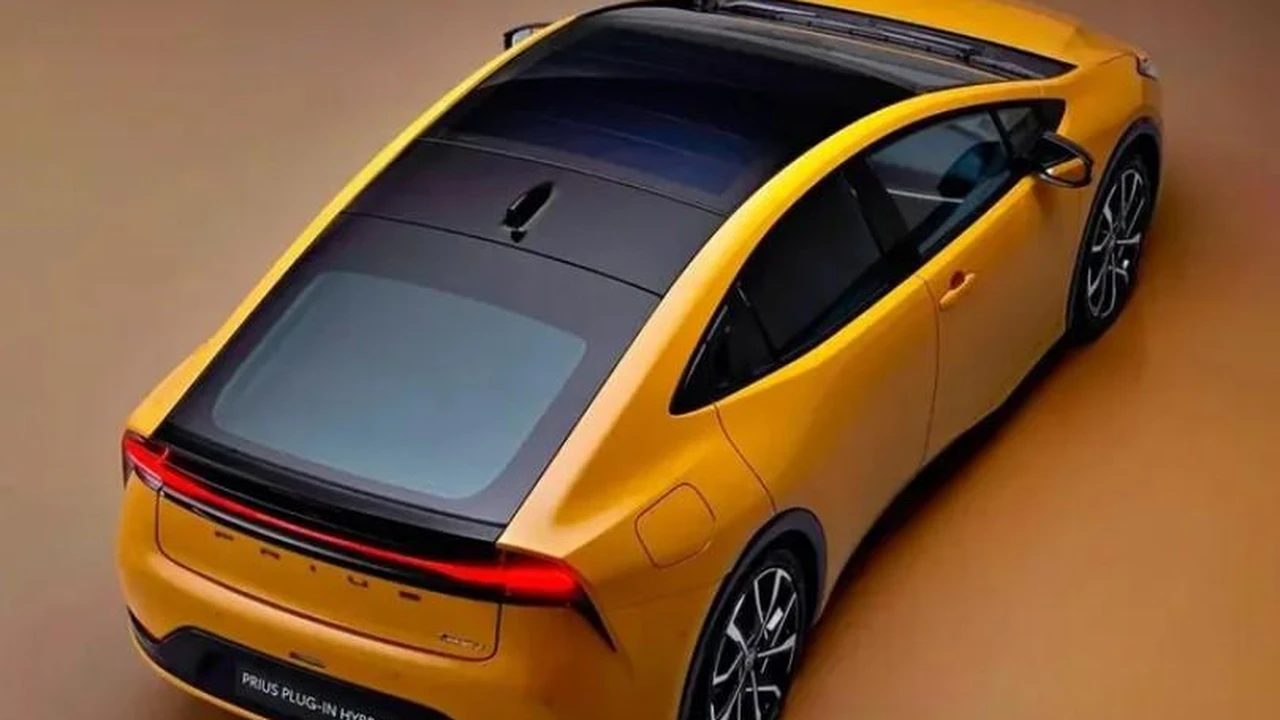 Toyota presentó su nuevo auto híbrido, ¡y tiene placas solares en el techo!