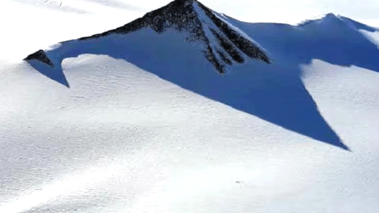 Una “montaña pirámide” en la Antártida estaría vinculada a OVNIs
