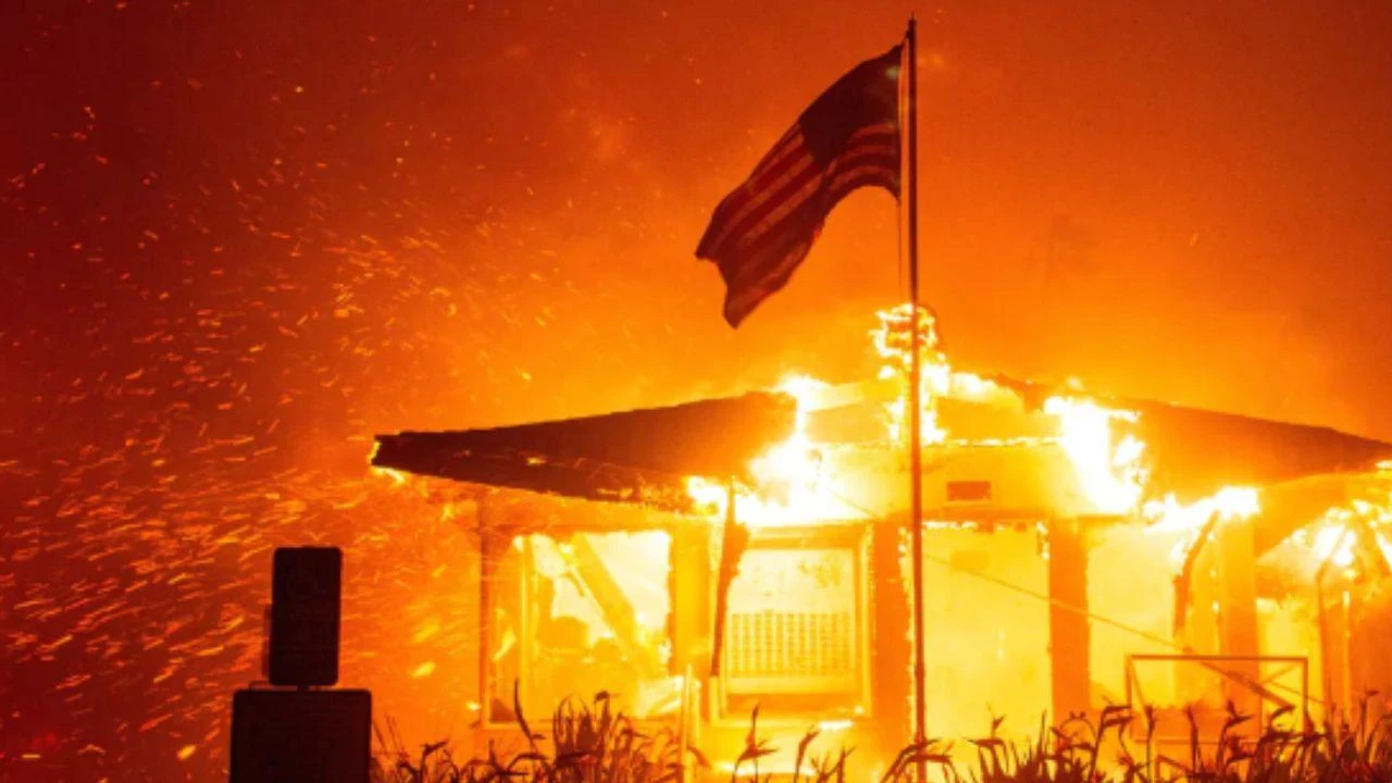 Impresionantes imágenes del incendio que azota a California