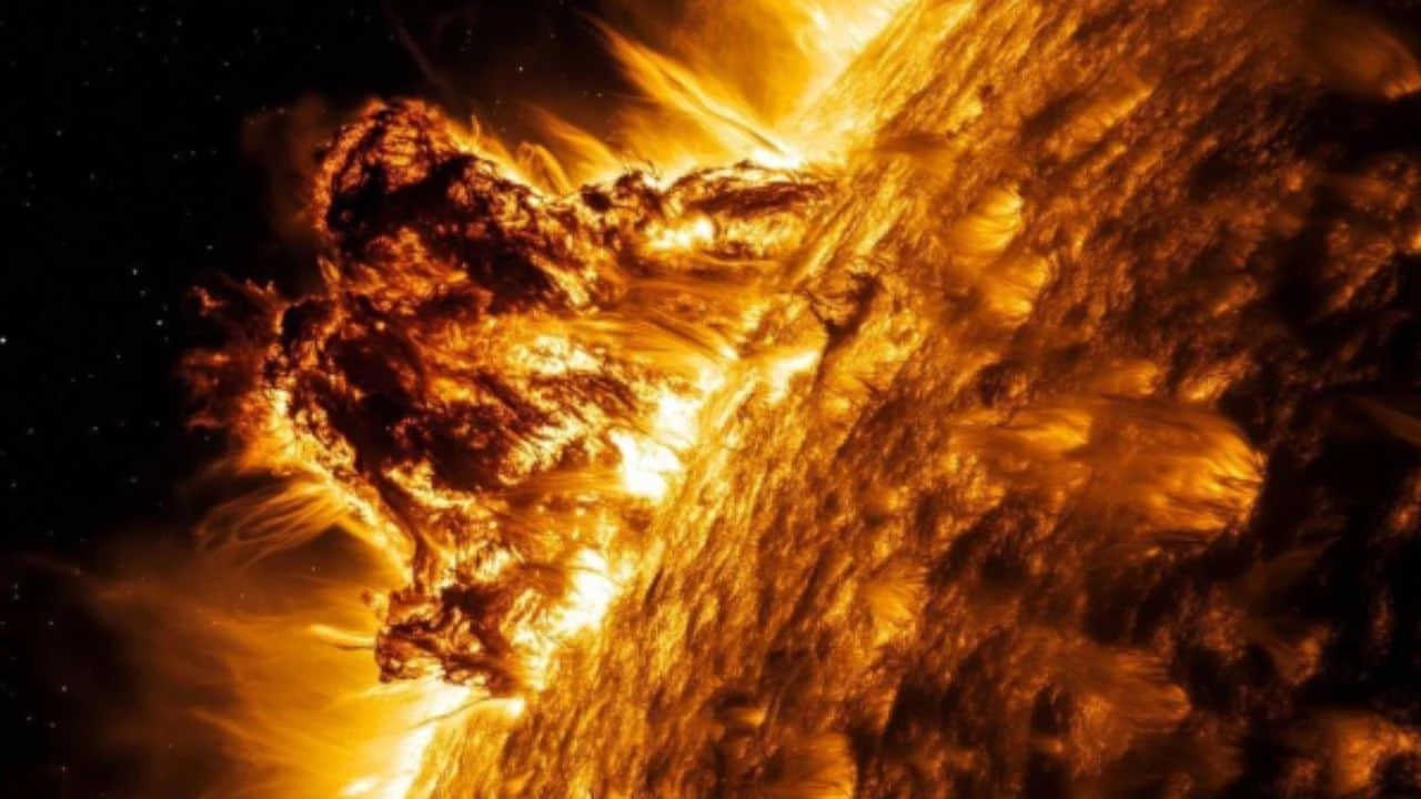 Una mancha solar gigantesca apunta contra la Tierra: suele producir ...