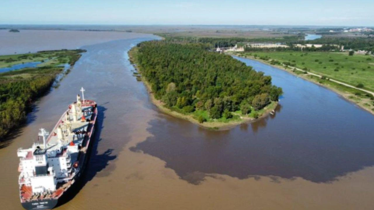 Materia fecal sin tratamiento formó una “mancha de caca” en el río