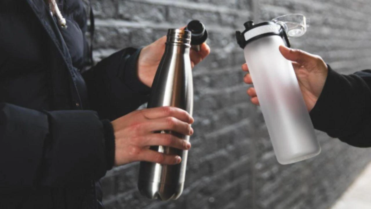 Botellas reutilizables: cuáles son los riesgos ocultos que esconden