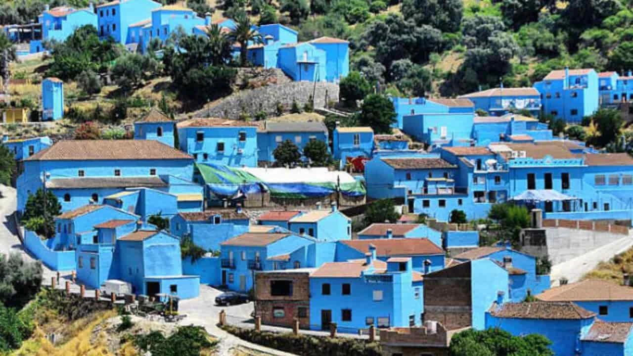 Parece el pueblo de los Pitufos por su color y se puede visitar: dónde ...