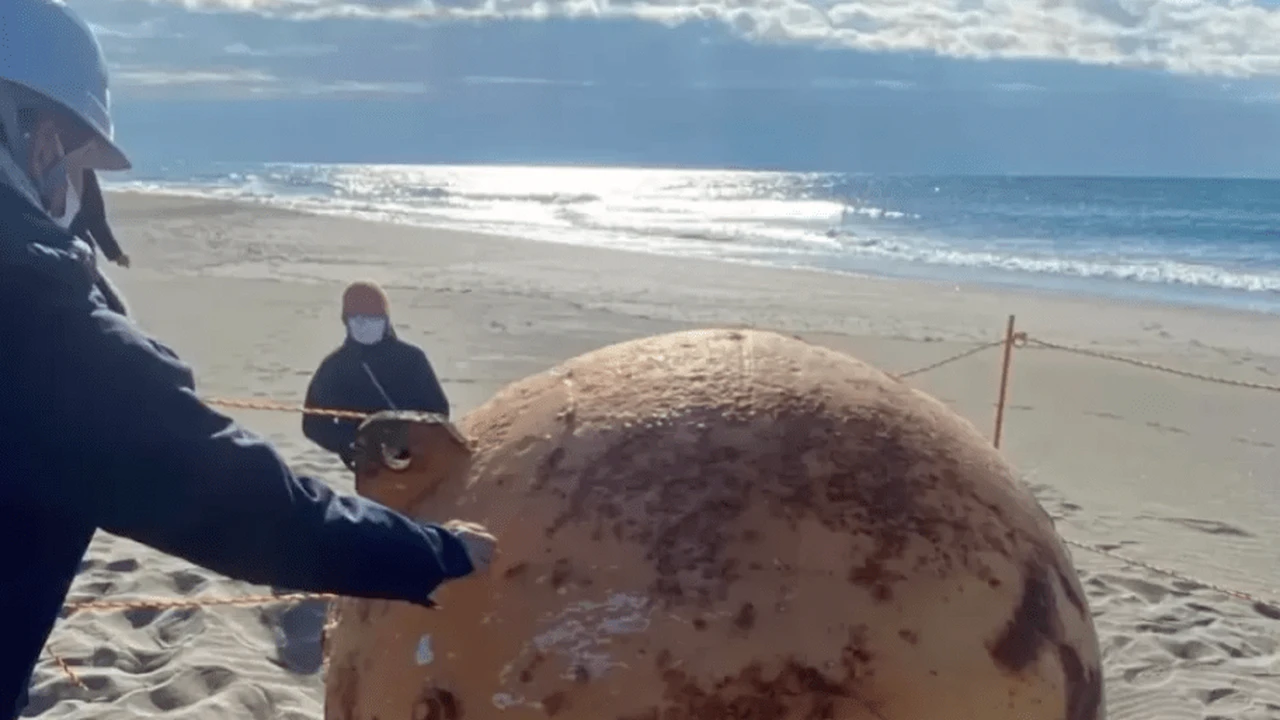 Revelaron de qué material es la bola gigante que apareció en Japón
