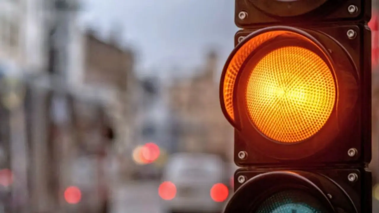 ¿Tiene multa cruzar con el auto el semáforo en amarillo?: la respuesta ...