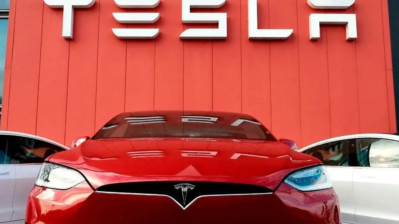 ¿Cuánto paga una acción de Tesla y cómo adquirirla?