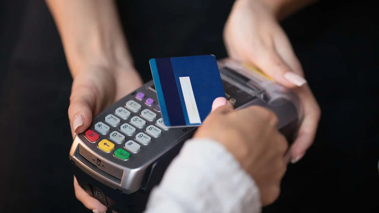 AFIP controla tus gastos con tarjeta: desde qué monto, en agosto