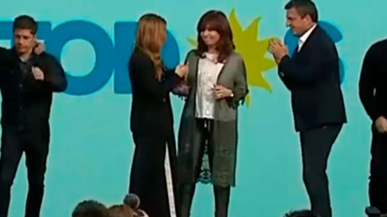 Video: el incómodo y frío saludo entre Cristina y Tolosa Paz