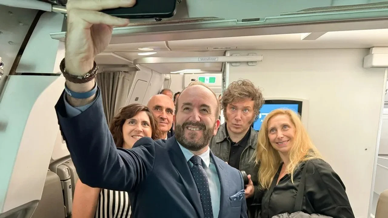 VIDEO| Aplausos y ovación para Javier Milei en el avión de regreso a ...