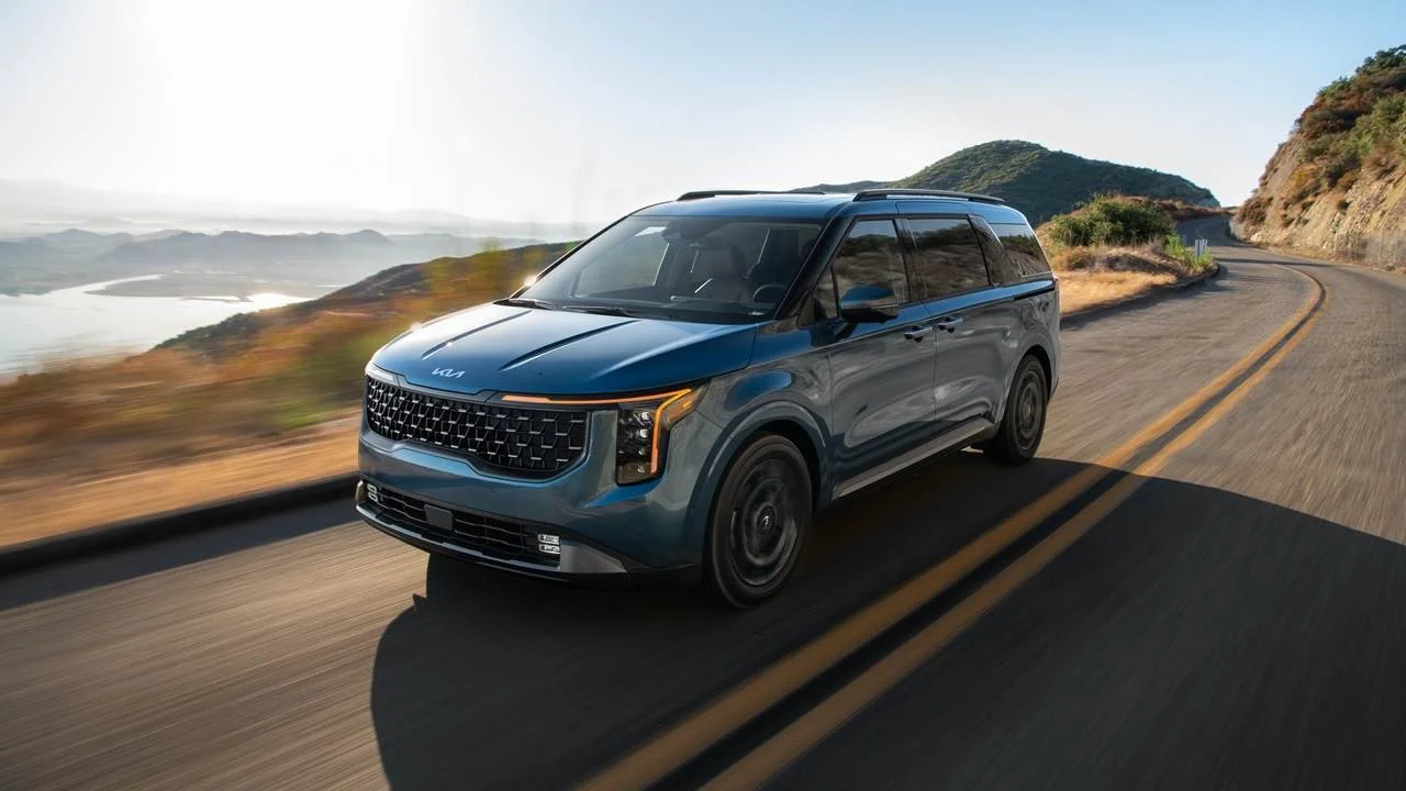 Kia lanza la renovada minivan Carnival para 11 pasajeros