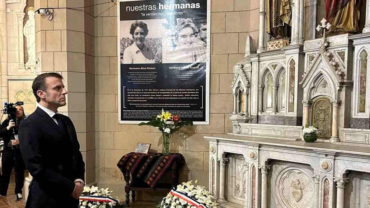 Emmanuel Macron rindió homenaje a víctimas de la dictadura