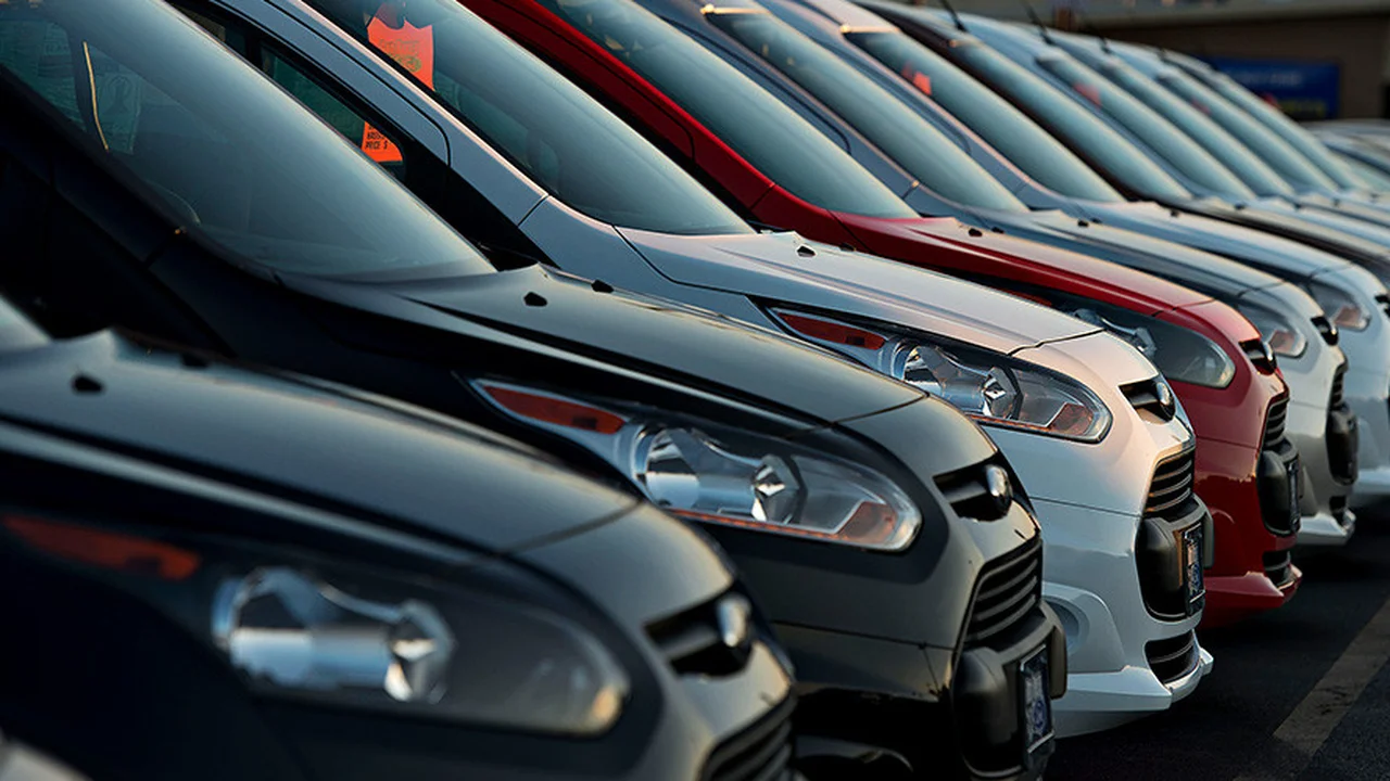 Mantener un auto chico insume la mitad de un salario promedio