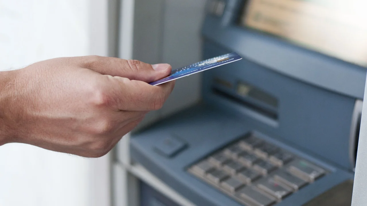¿Cuánto sale retirar efectivo en cajeros automáticos de otra red?