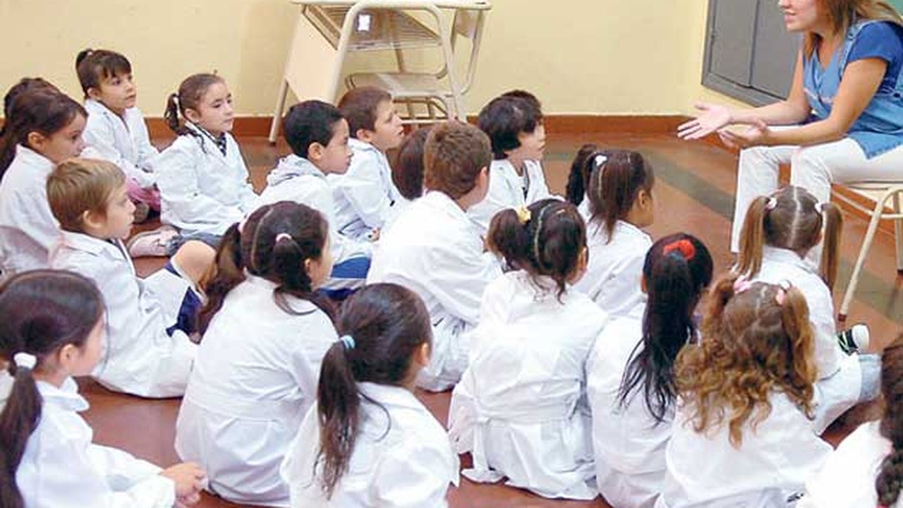 ¿Guardapolvo blanco, obligatorio también en colegios privados?