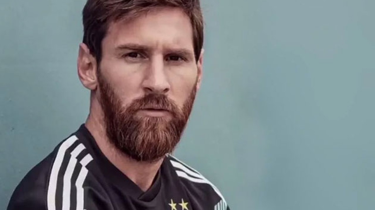 Lionel Messi posó con la nueva camiseta negra de la Selección Argentina