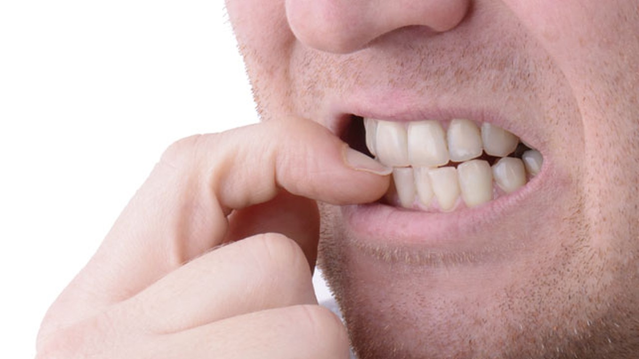 Las consecuencias que puede ocasionar morderse las uñas constantemente