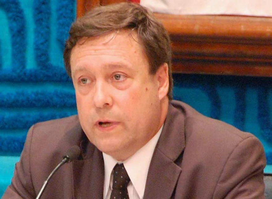 Acusan Al Intendente De Bariloche De Pagarle 100 000 Pesos A Los