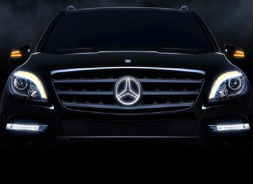La "estrella" de Mercedes Benz se ilumina y empieza a brillar con luz ...
