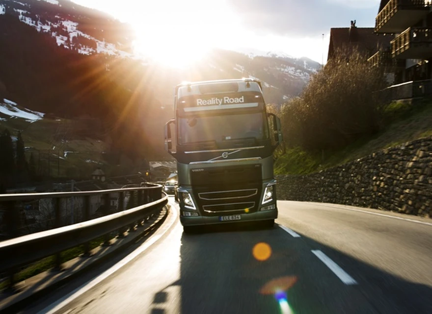Volvo Trucks desarrolla un reality: la cantante Mapei prueba la vida en ...