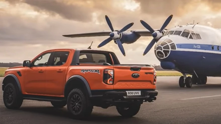 El video que muestra cómo tiran un Ford Ranger Raptor de un avión