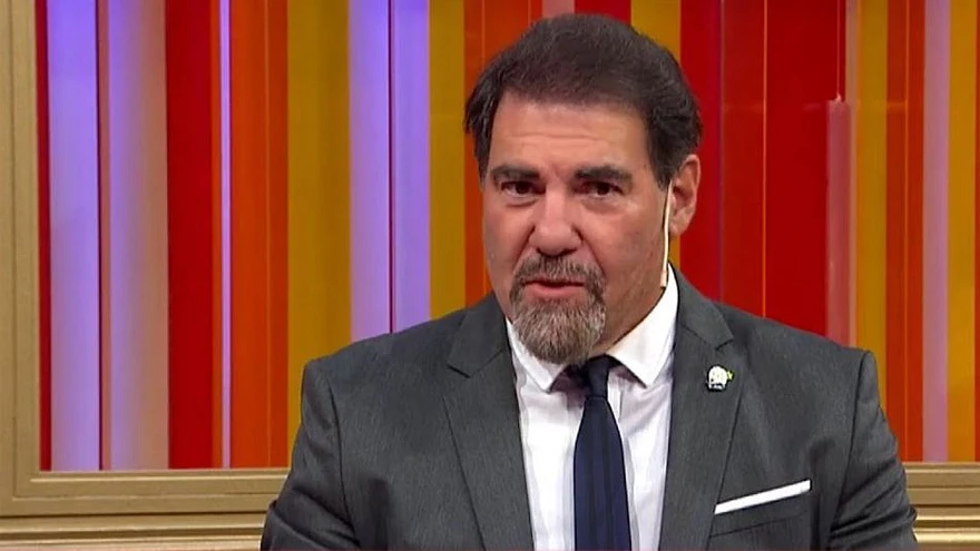 Por qué ahorrar es pésima estrategia, según gurú de las finanzas