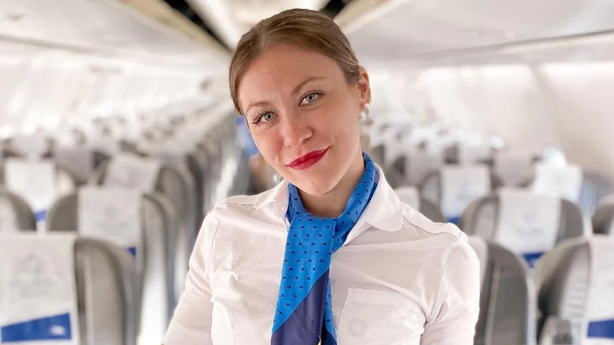 Conocé a Barbiebac, la azafata argentina que la rompe en redes