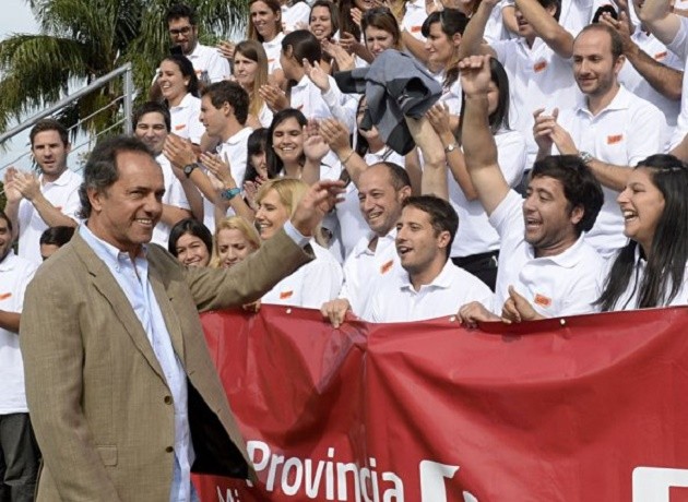 La renovación de Scioli: refuerzo de la oratoria y paulatino cambio de look